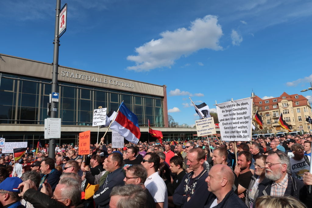 Nach "Merkel muss weg"-Demo in Cottbus: Migrant greift Demoteilnehmer ...