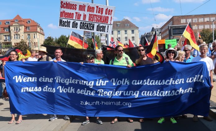 "Merkel muss weg!": Tausende mutiger Bürger demonstrierten in Cottbus