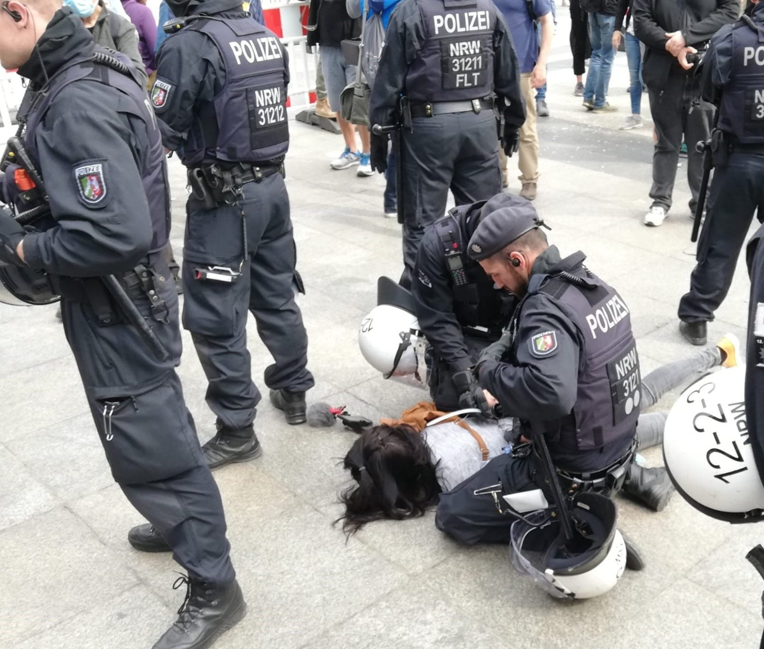 Lisa Licentia: Von der Antifa in Köln angegriffen, dann von der Polizei ...