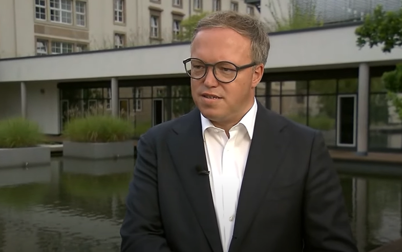 Cringe-Alarm: Inszenierter Applaus für ein promoviertes Mettbrötchen