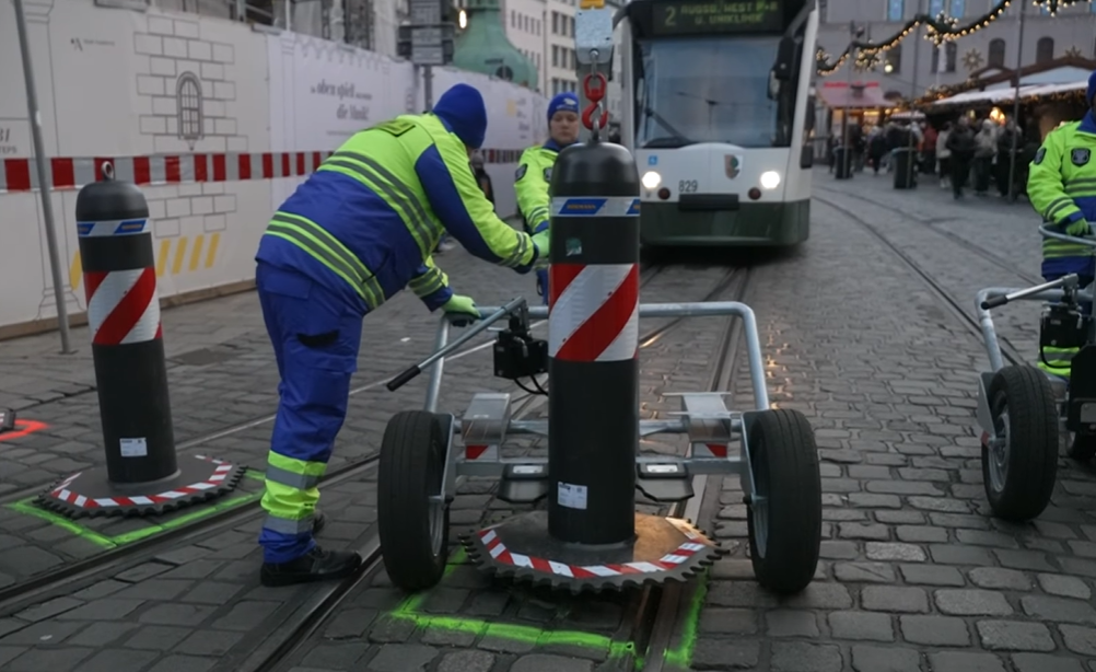 Augsburg und die rollenden Poller vor dem Weihnachtsmarkt